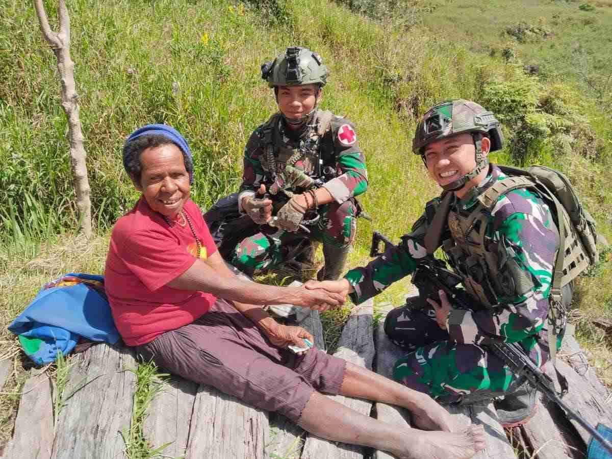 Menyusuri Pegunungan Papua, Satgas TNI Bawa Harapan